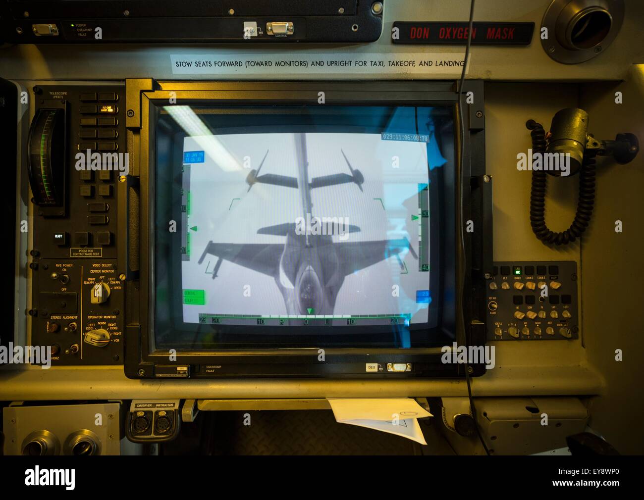 Aerial refueling hi-res stock photography and images - Alamy