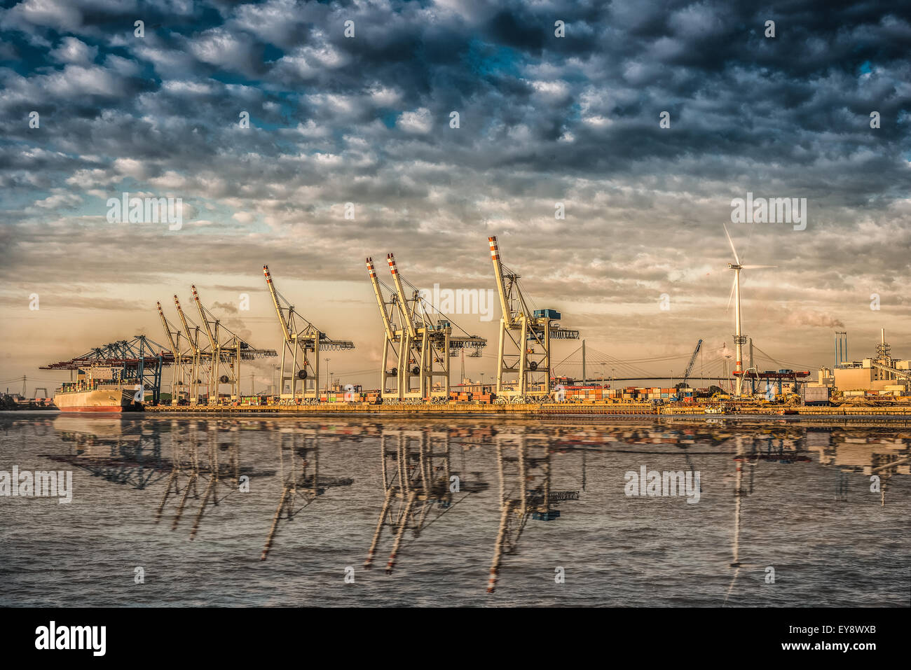 Container ship offloading hi-res stock photography and images - Alamy