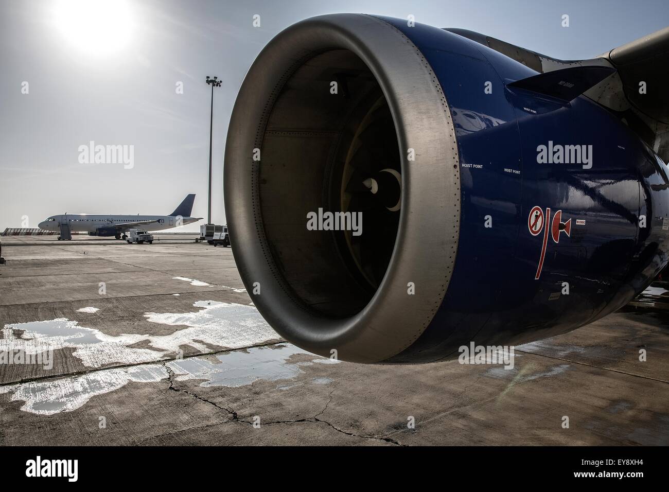 Tarmac airport hi-res stock photography and images - Alamy