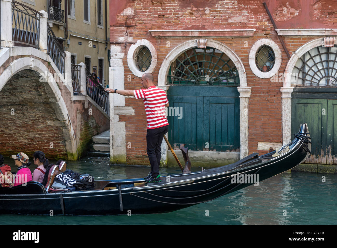 Gondolier plying his trade Stock Photo - Alamy