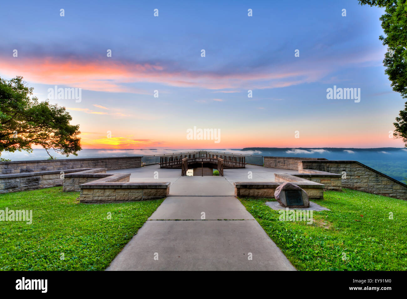 Viewing platform overlooking the Mississippi River at Pikes Peak State ...