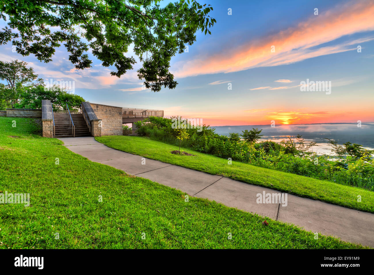 Sidewalk leading to the viewing platform overlooking the Mississippi ...