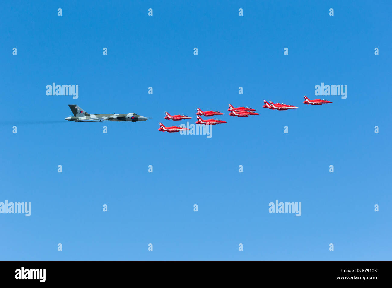Avro 698 Vulcan B.2 XH558 takes part in its final RIAT fly past ...