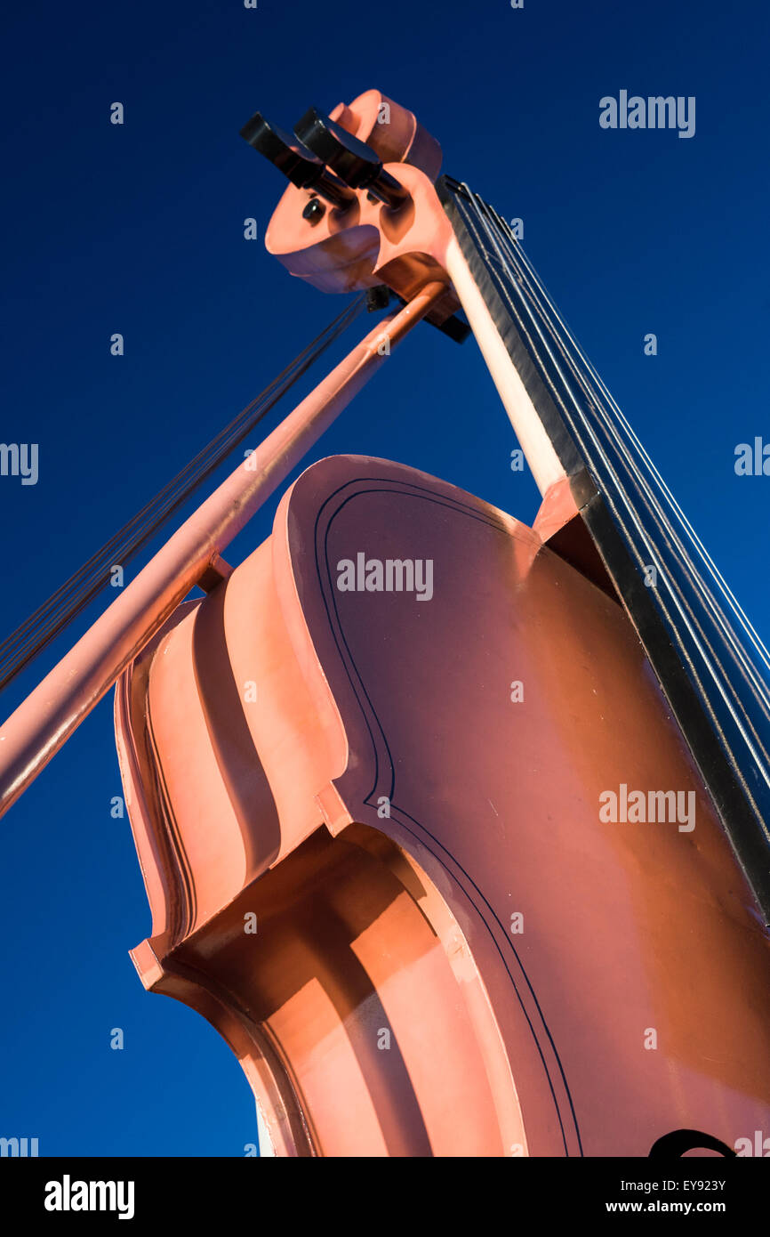 Big Fiddle of the Ceilidh, the largest fiddle in the world, at the ...