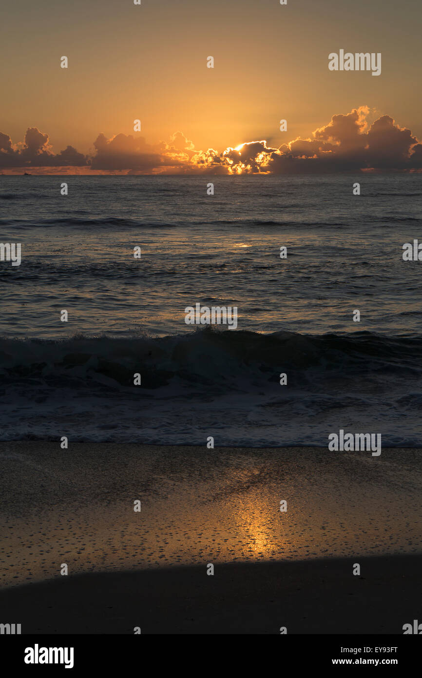 Waves coming over edge hi-res stock photography and images - Alamy