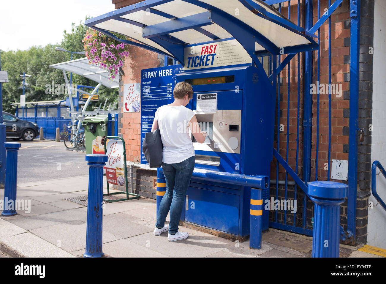 Platform ticket machine hi-res stock photography and images - Alamy