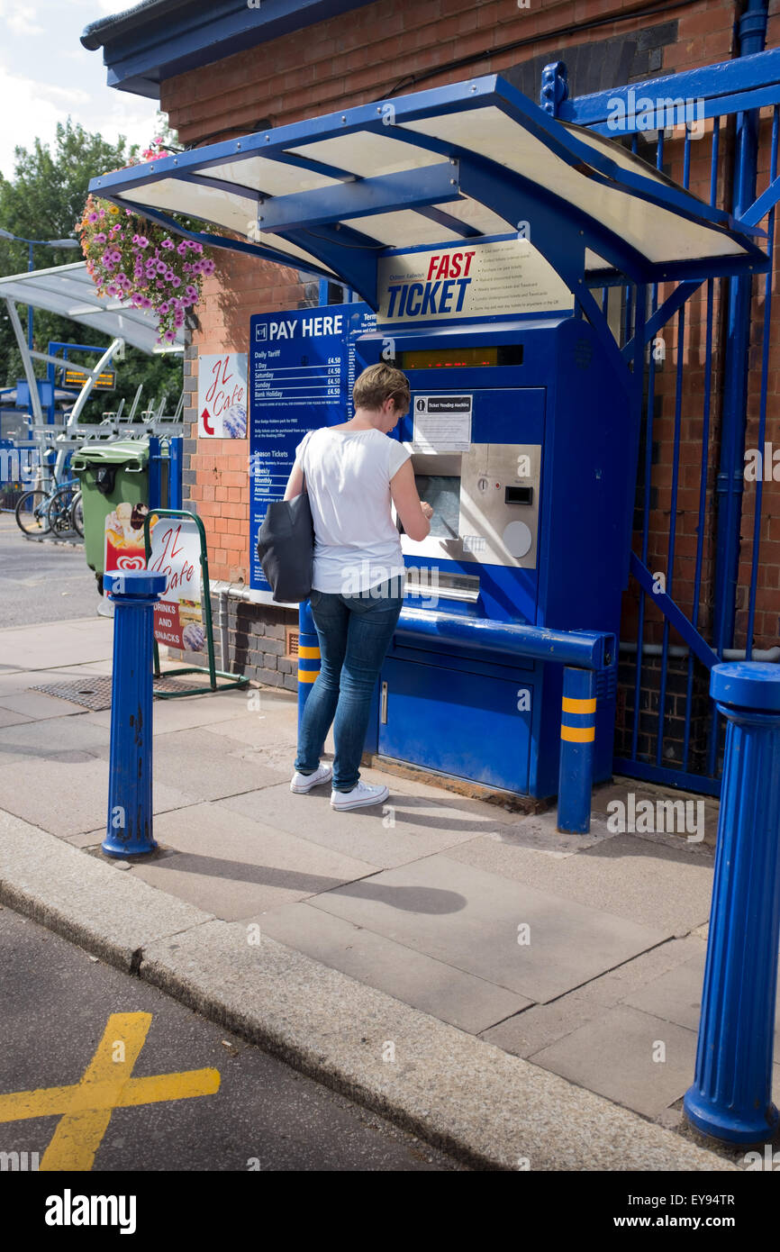 Platform ticket machine hi-res stock photography and images - Alamy