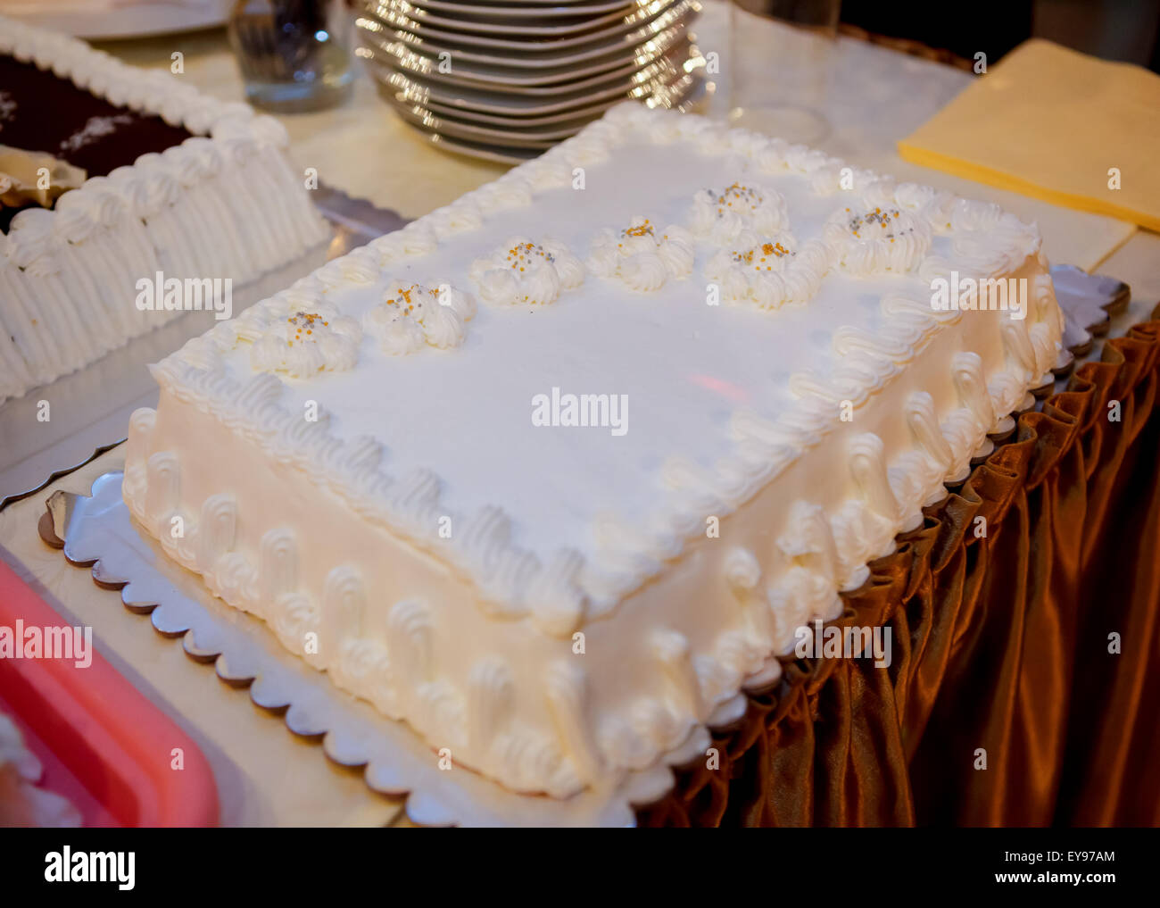 View at the white wedding cake Stock Photo - Alamy