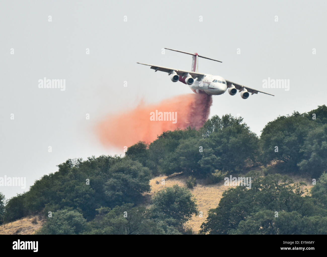 Jet tanker fire retardant wildfire hi-res stock photography and images ...