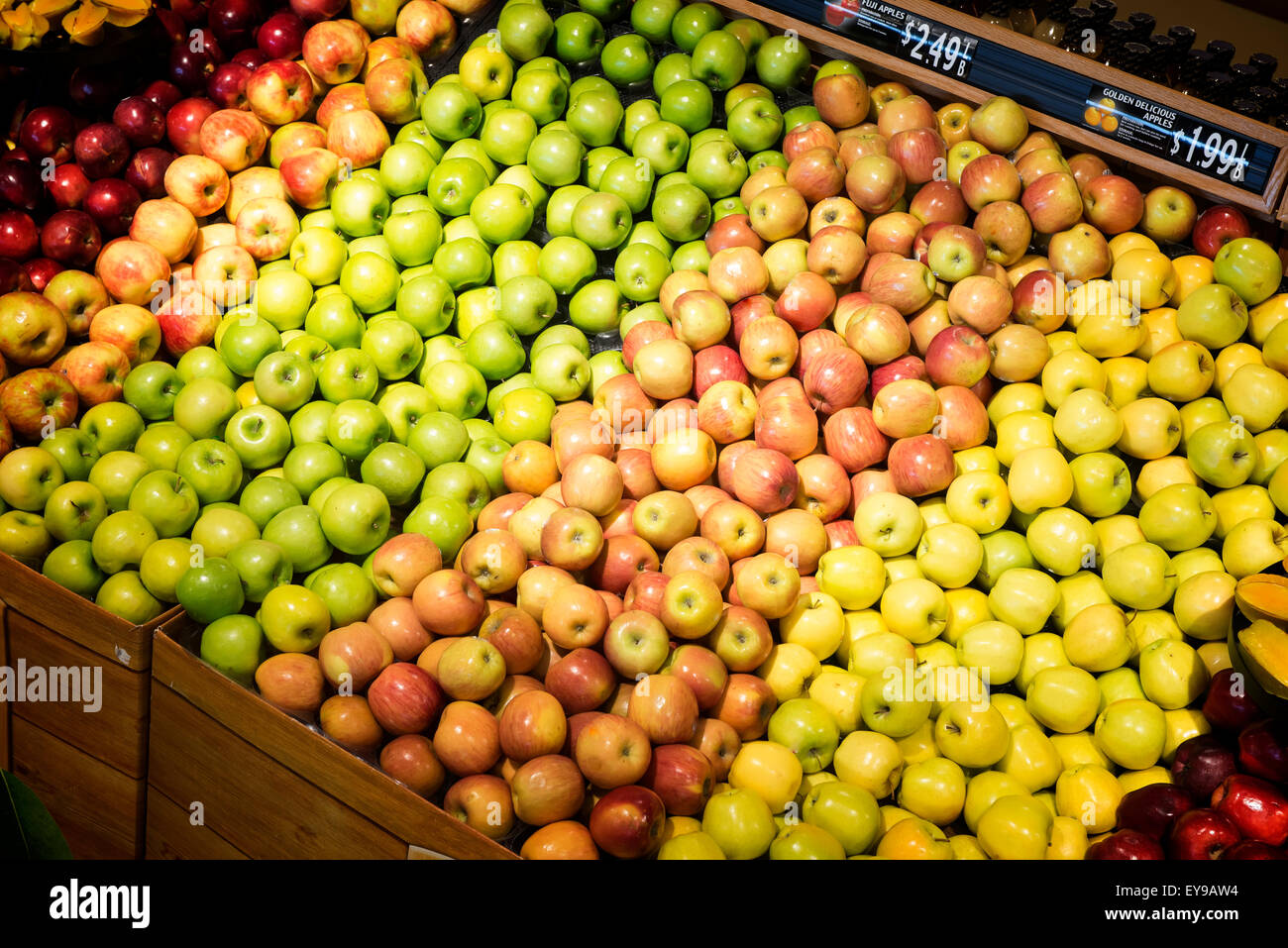 Apple display in supermarket; Selingsgrove, Pennsylvania, United States ...