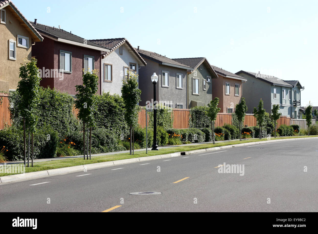 Row of houses in suburban neighborhood Stock Photo - Alamy
