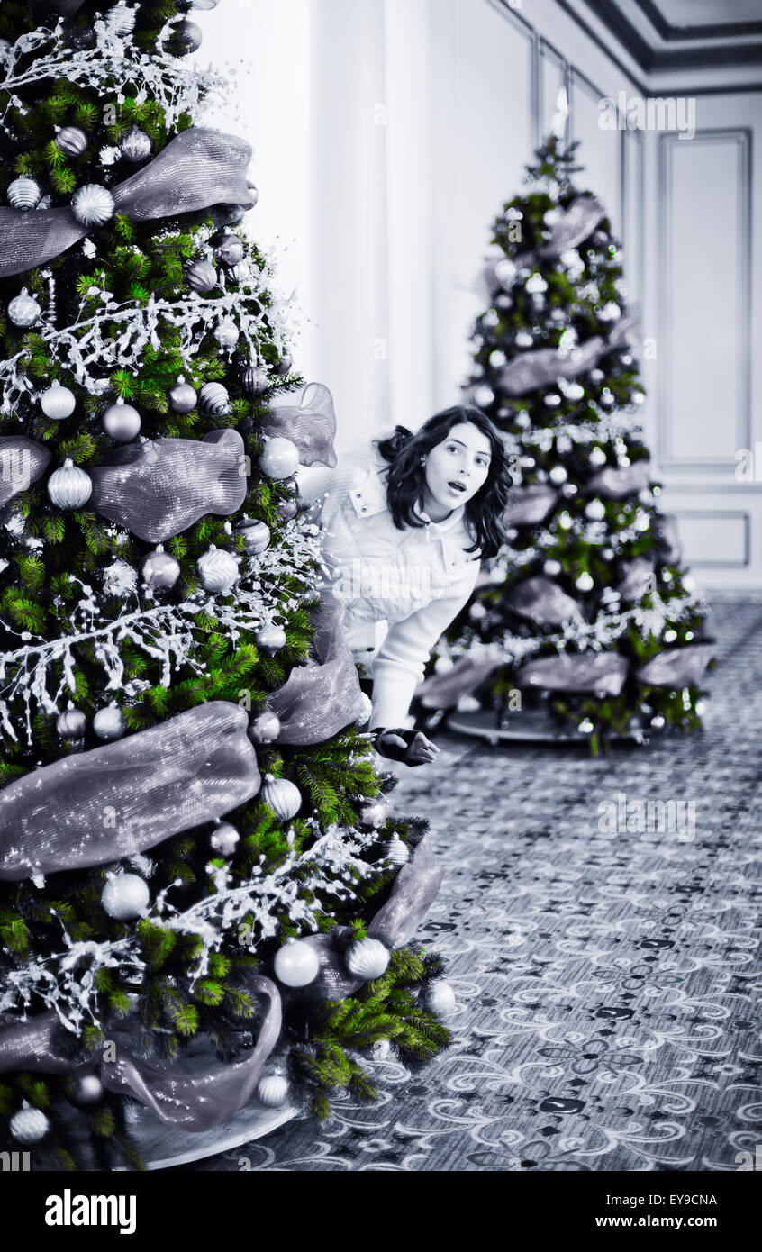 Peeking around tree hi-res stock photography and images - Alamy