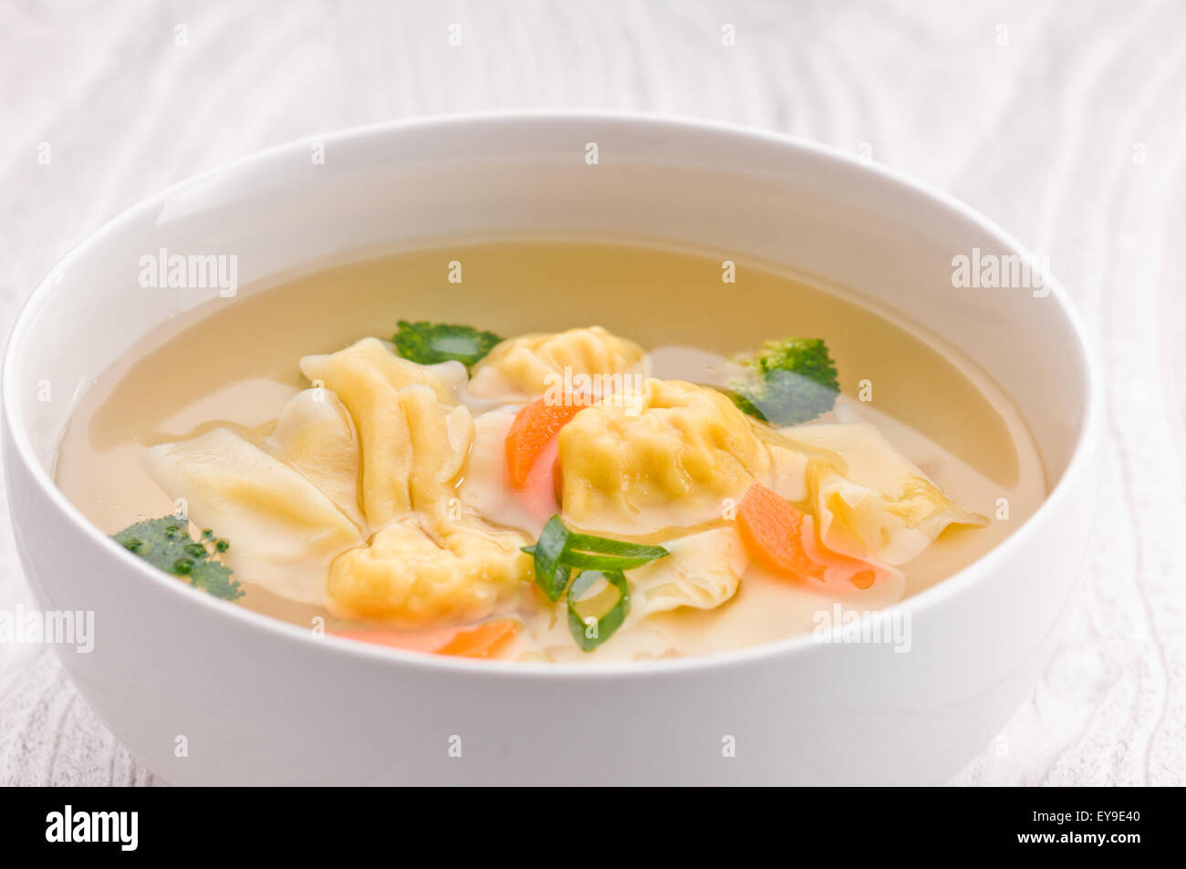 Hot chinese wonton noodles soup hi-res stock photography and images - Alamy