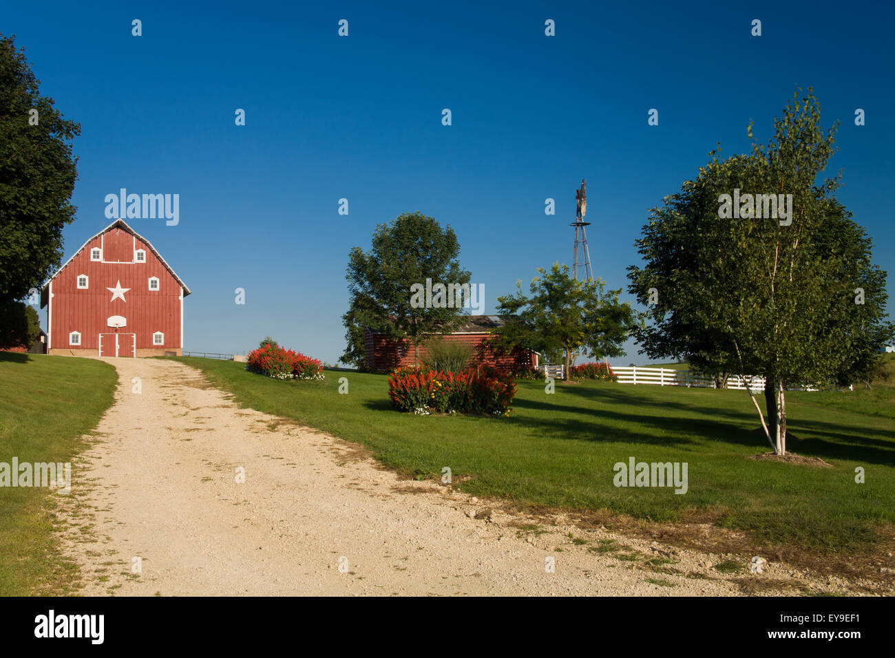 Red barn windmill farm near hi-res stock photography and images - Alamy