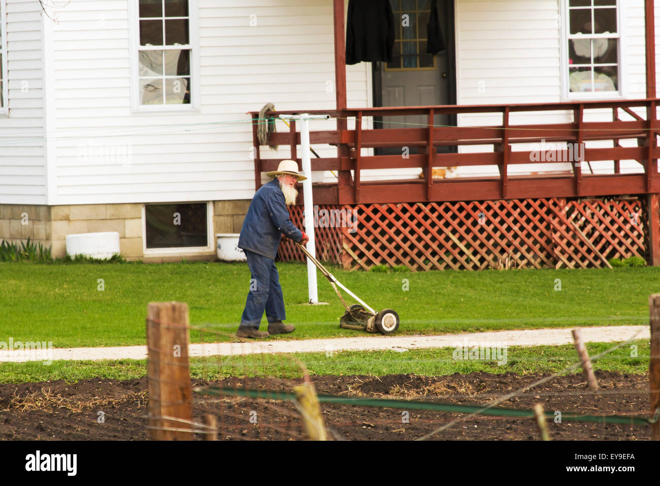Amish man working hi-res stock photography and images - Alamy