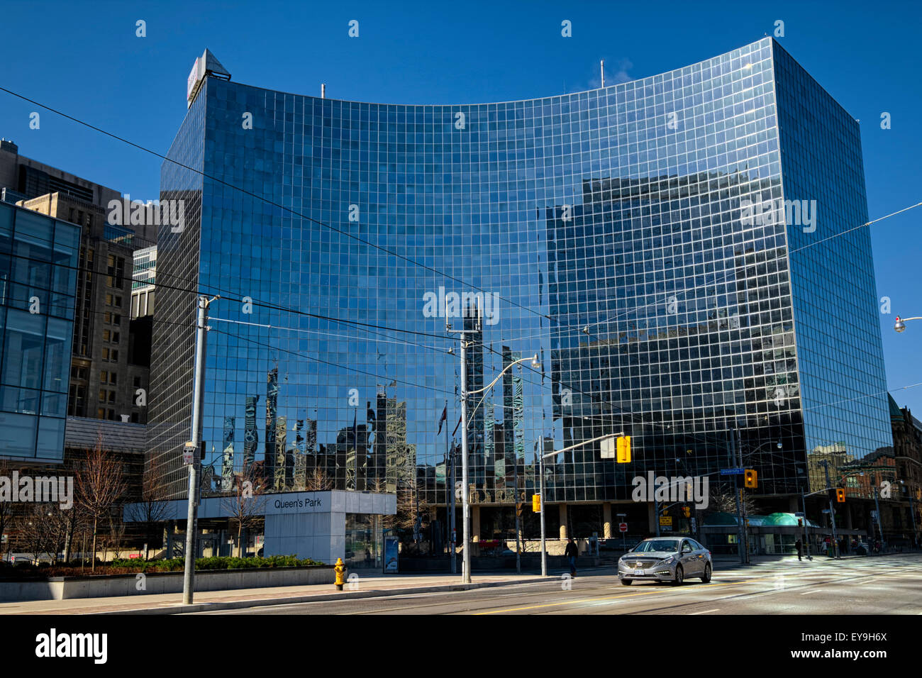 Spring queens park lake hi-res stock photography and images - Alamy