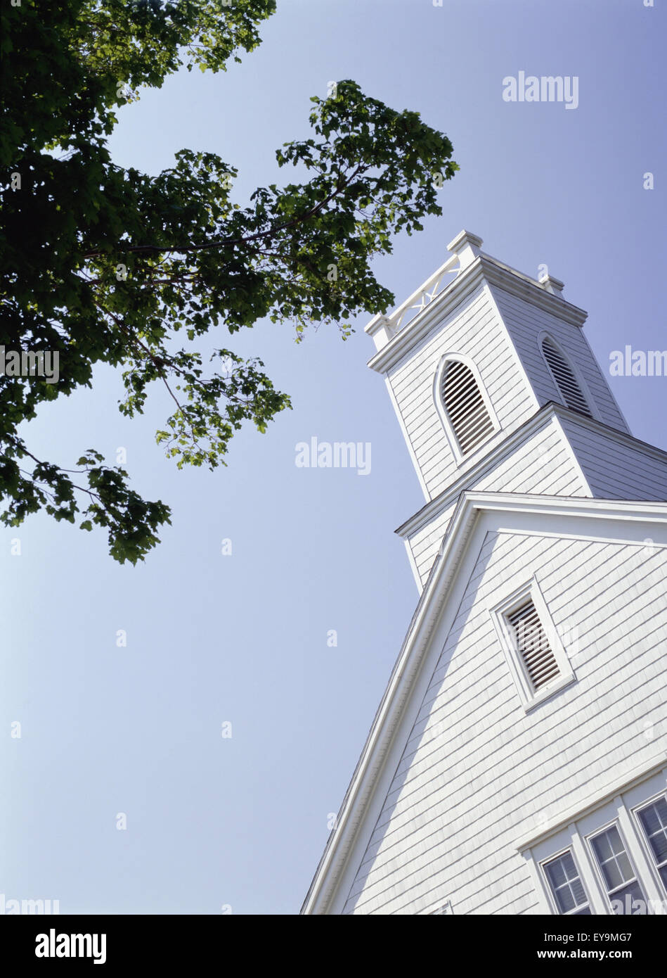 White wooden church hi-res stock photography and images - Alamy