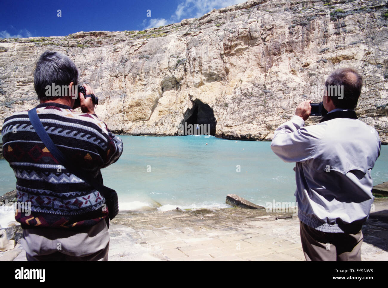 Cave men a hi-res stock photography and images - Alamy