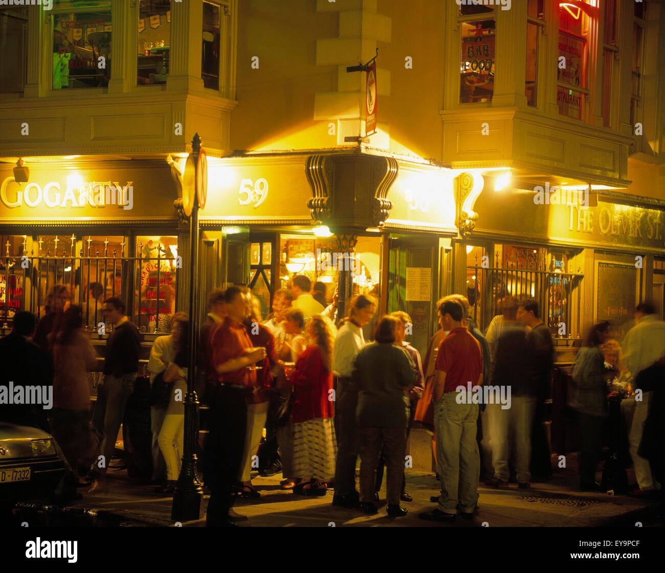 People standing outside a building hi-res stock photography and images ...