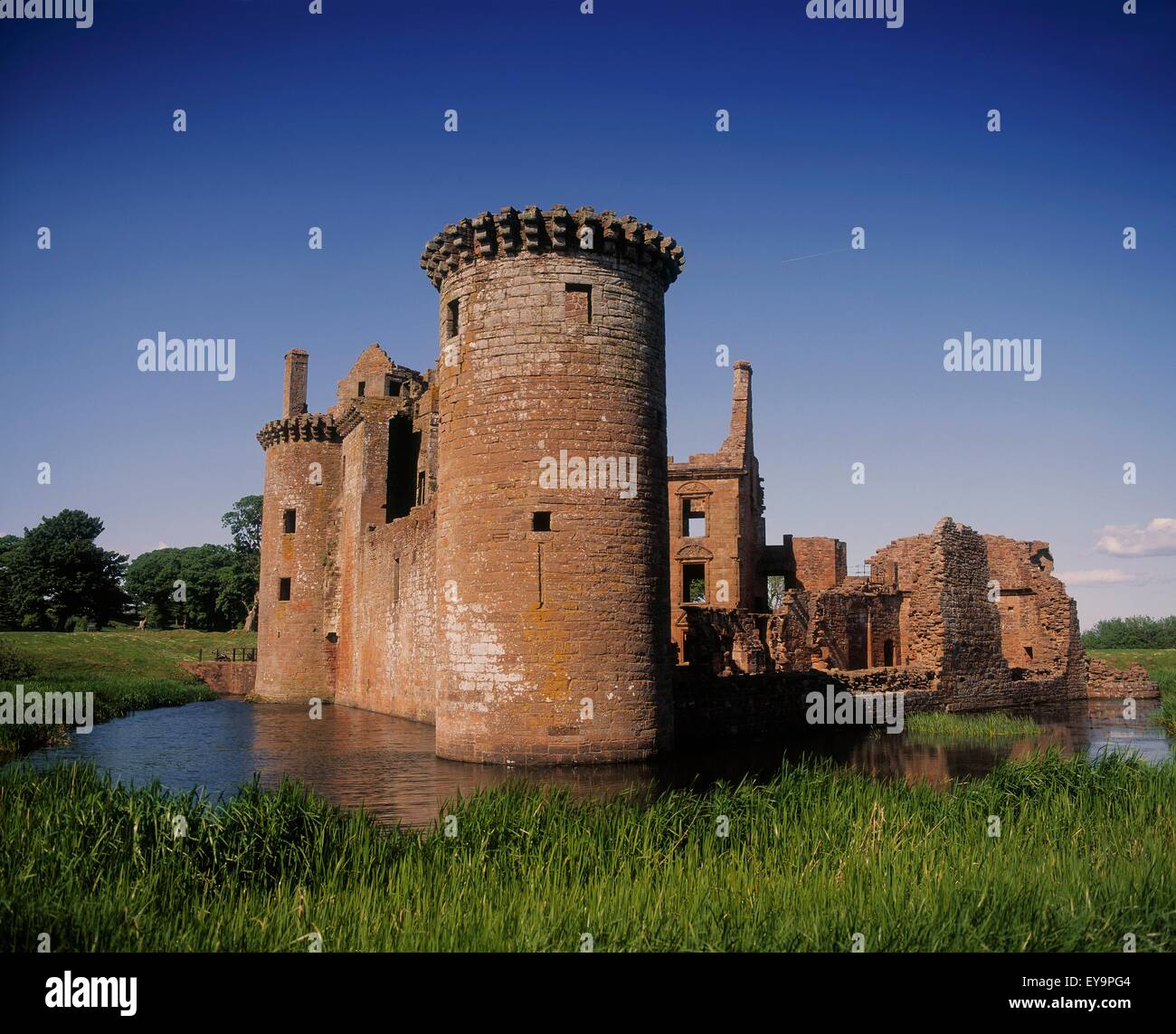 13th century triangular scottish castle hi-res stock photography and ...