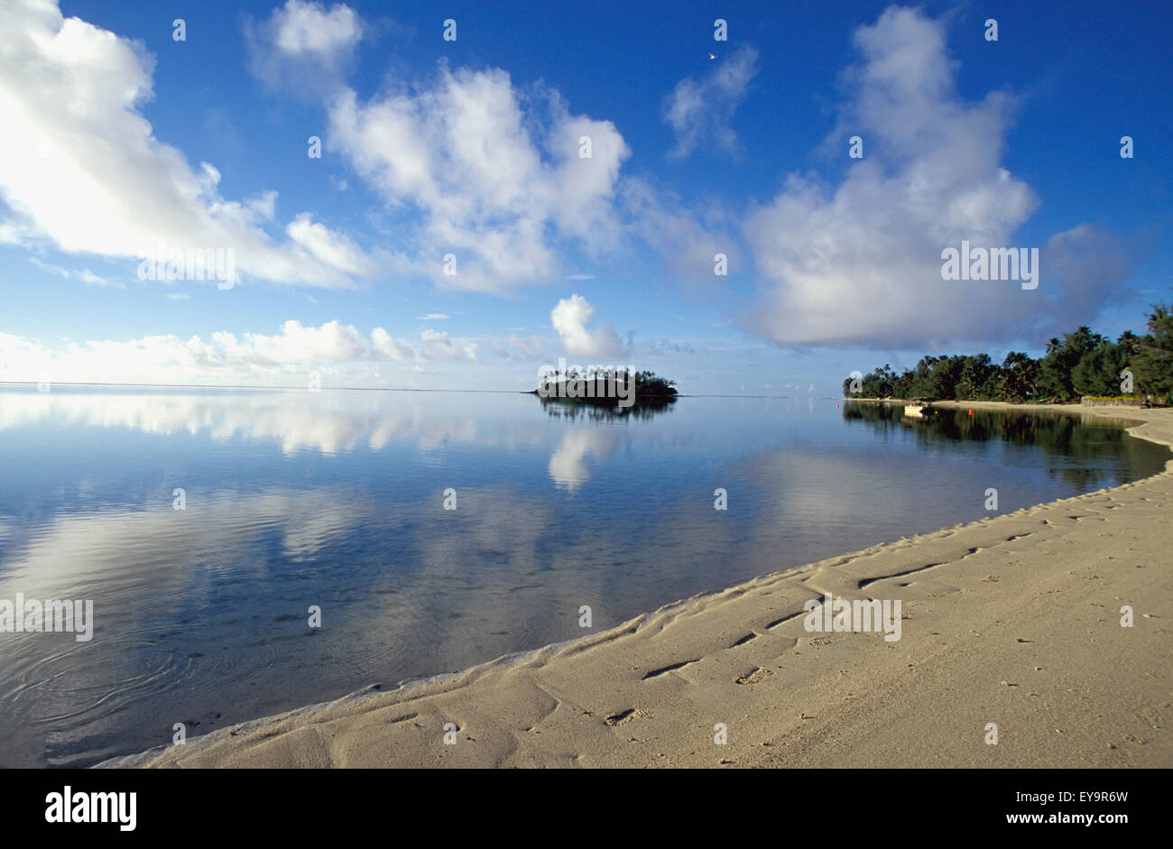 Calm Waters In Muri Lagoon Stock Photo - Alamy