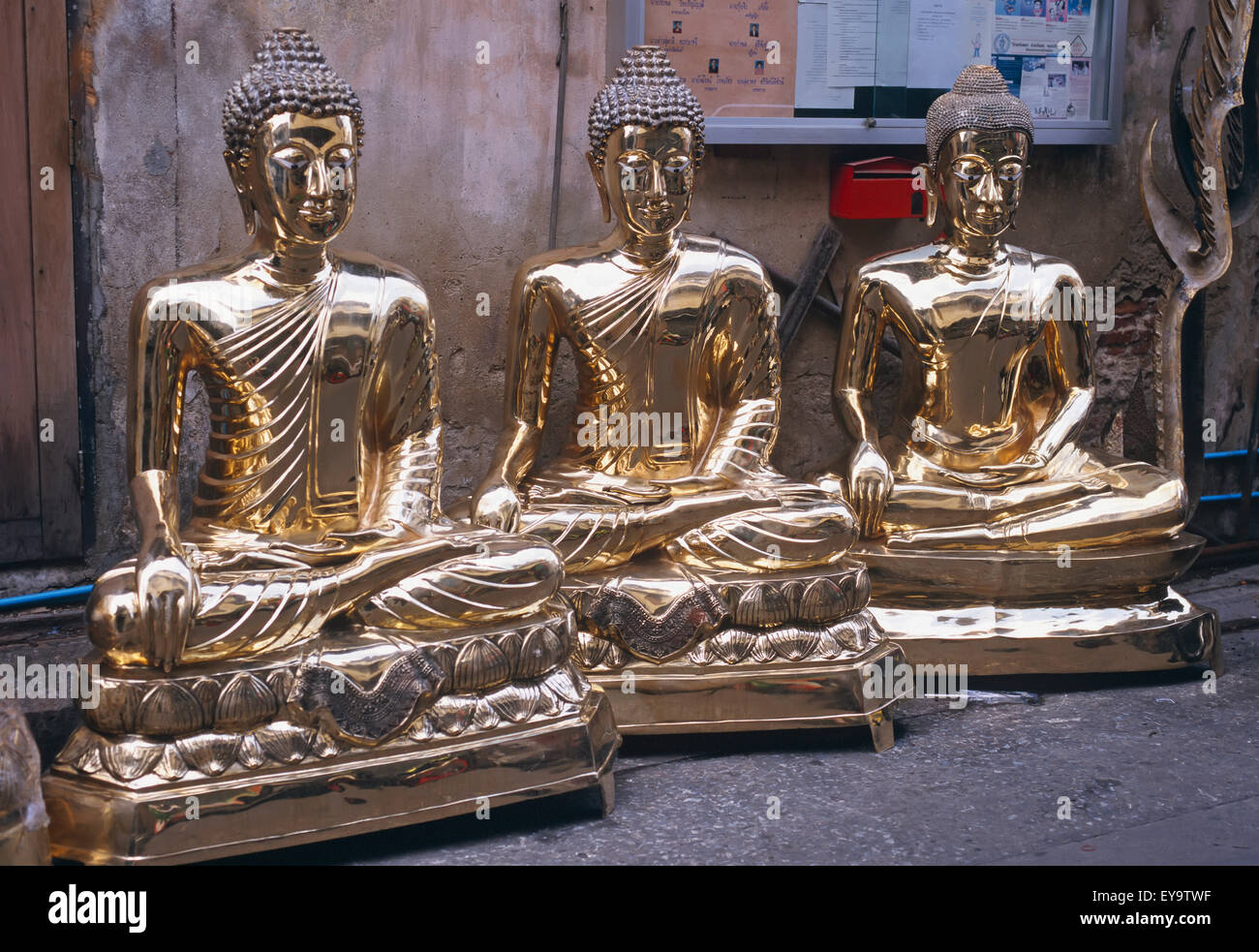 Three lined up buddha statues hi-res stock photography and images - Alamy