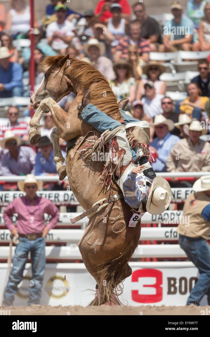 Cheyenne, Wyoming, USA. 24th July, 2015. Bareback rider Winn Ratliff ...