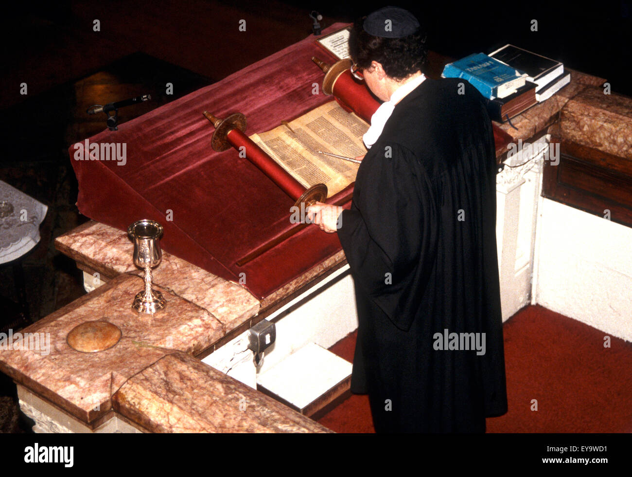 Jackie Tabbick, first female rabbi in Britain reads from the torah in a ...