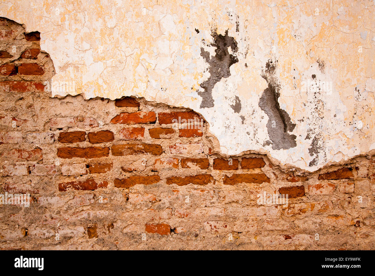 Collapsing facade hi-res stock photography and images - Alamy