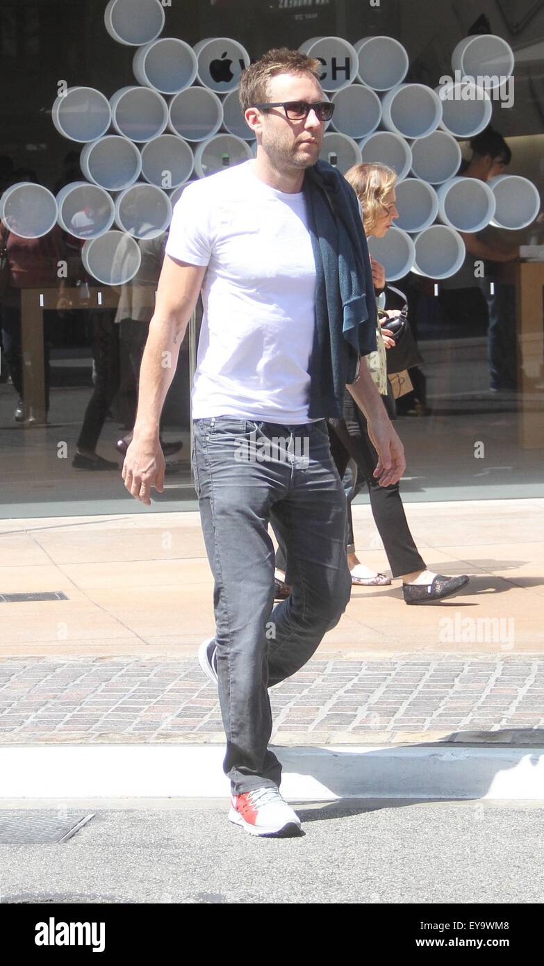 Michael Rosenbaum goes shopping at The Grove in Hollywood Featuring ...