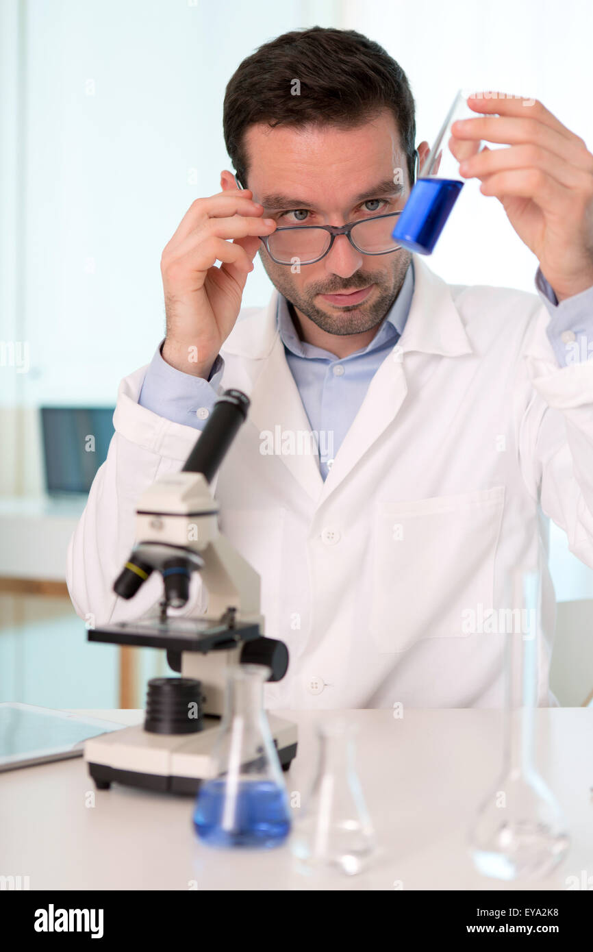 Scientist in a lab hi-res stock photography and images - Alamy