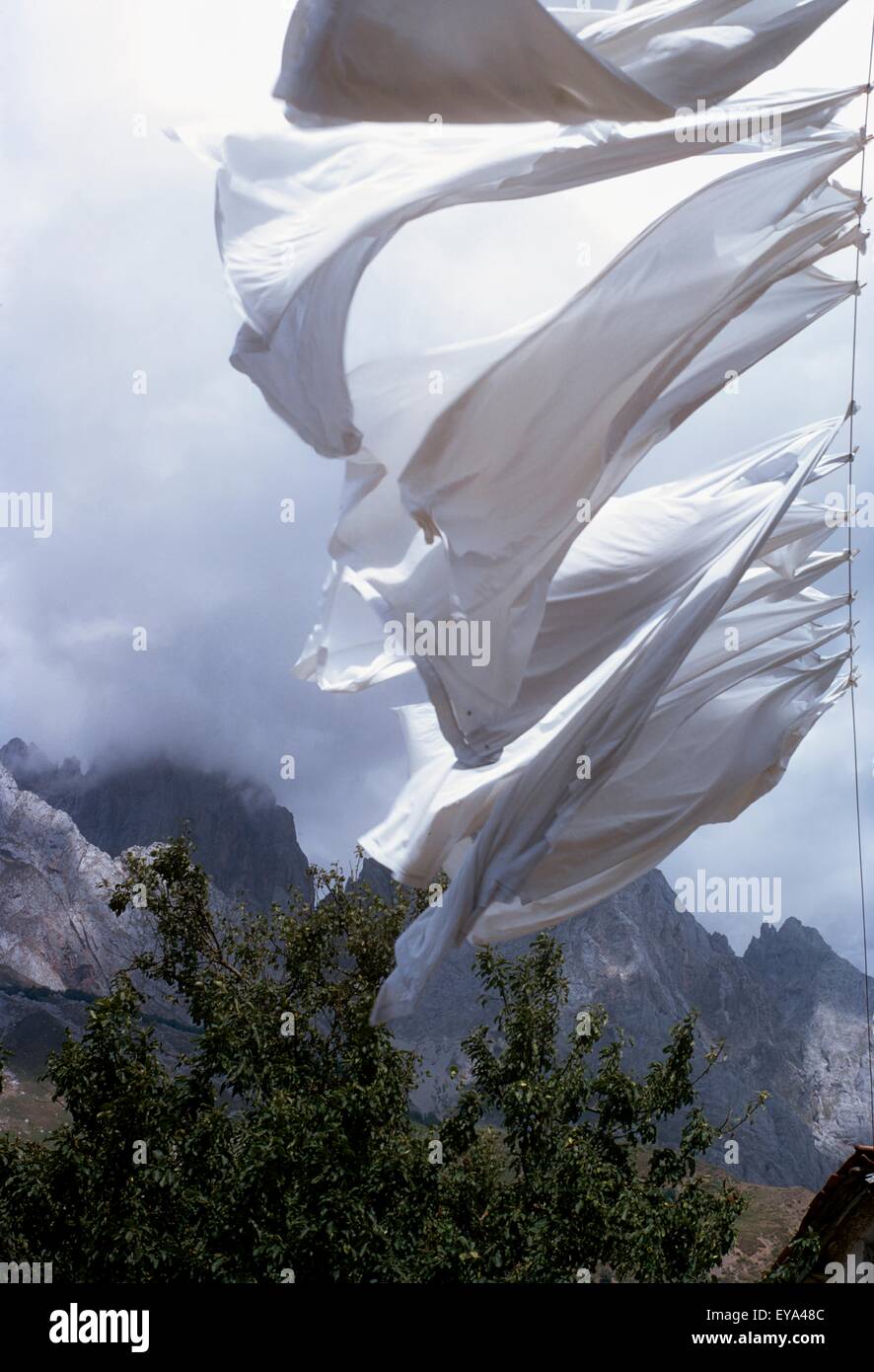 Wind blown clothing hi-res stock photography and images - Alamy