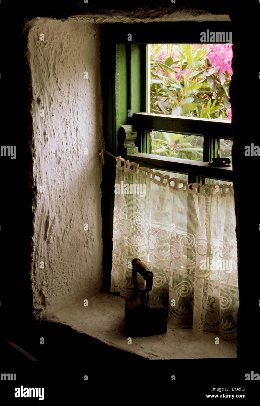 Traditional cottage interior ireland hi-res stock photography and ...