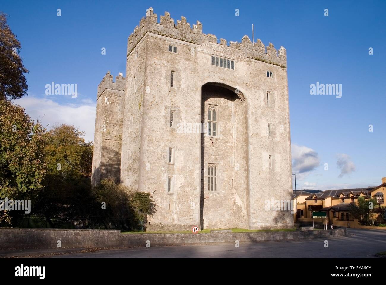Bunratty Castle, Co Clare, Ireland; 15Th Century Castle Stock Photo - Alamy