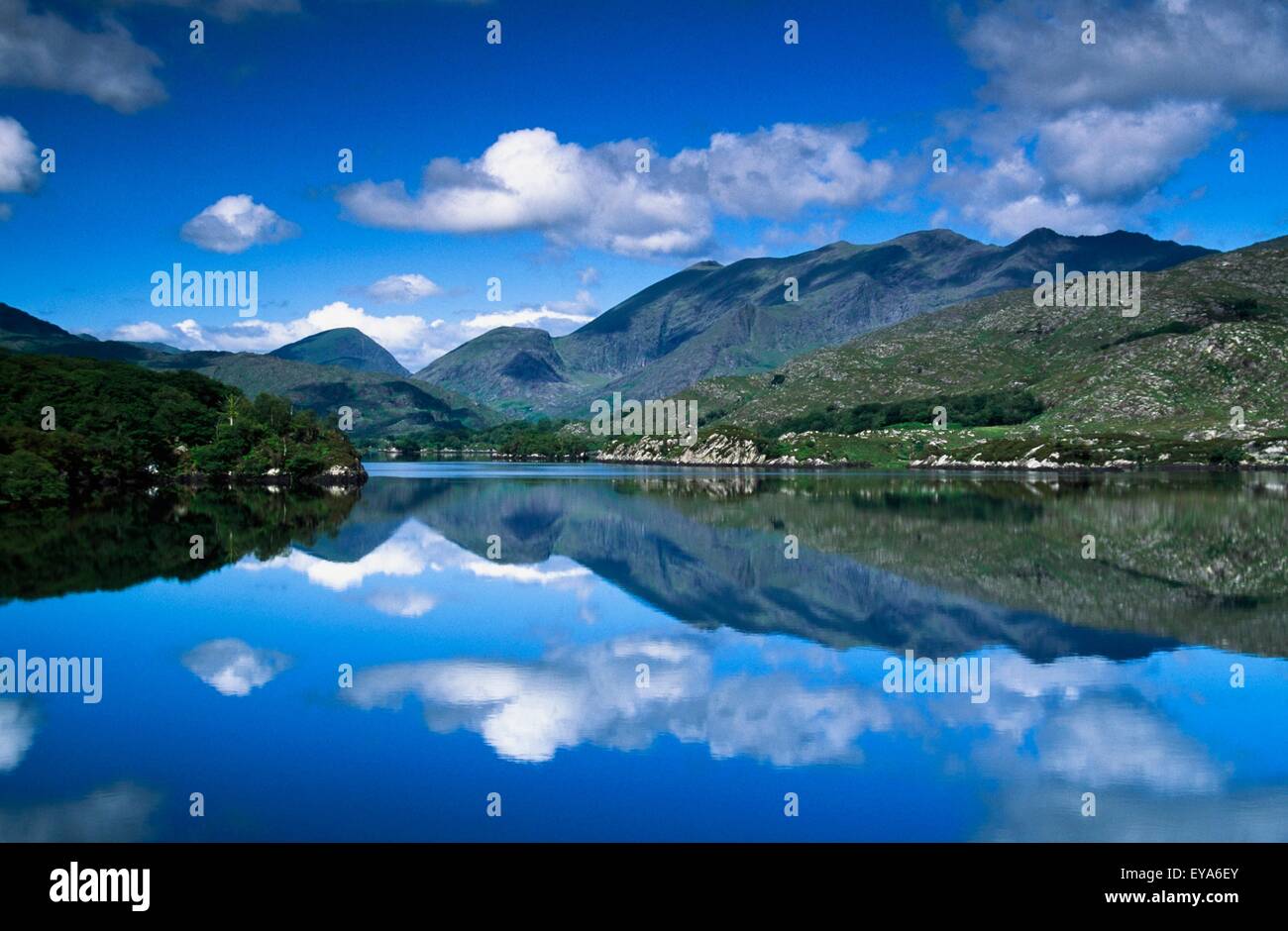 Macgillycuddys reeks mountain range hi-res stock photography and images ...