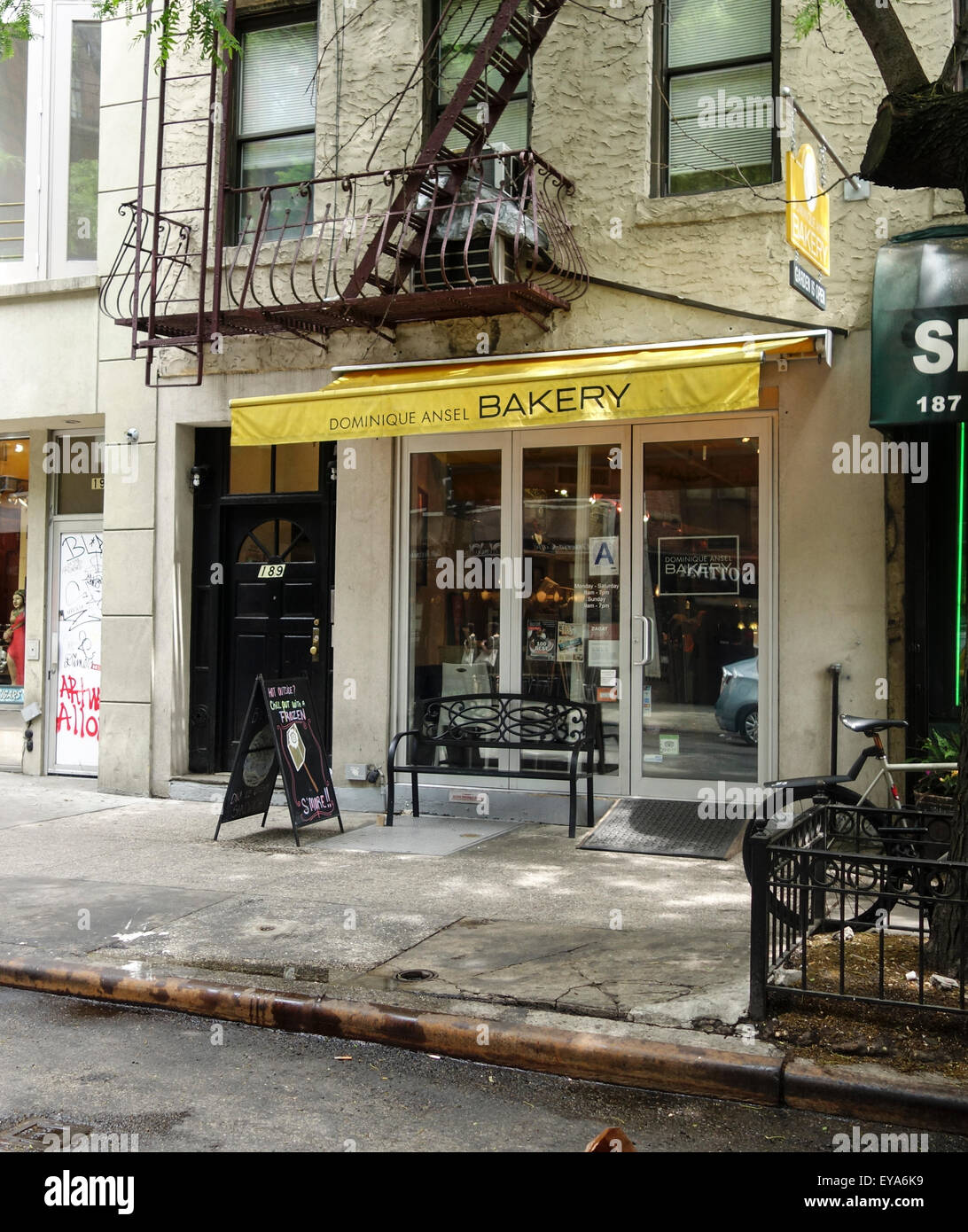 French bakery stores hi-res stock photography and images - Alamy