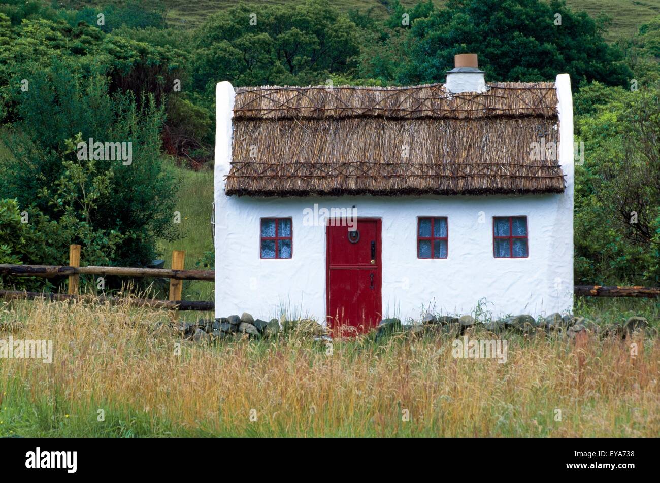 Leenane Village, County Mayo, Ireland; Traditional Irish Thatched Roof ...