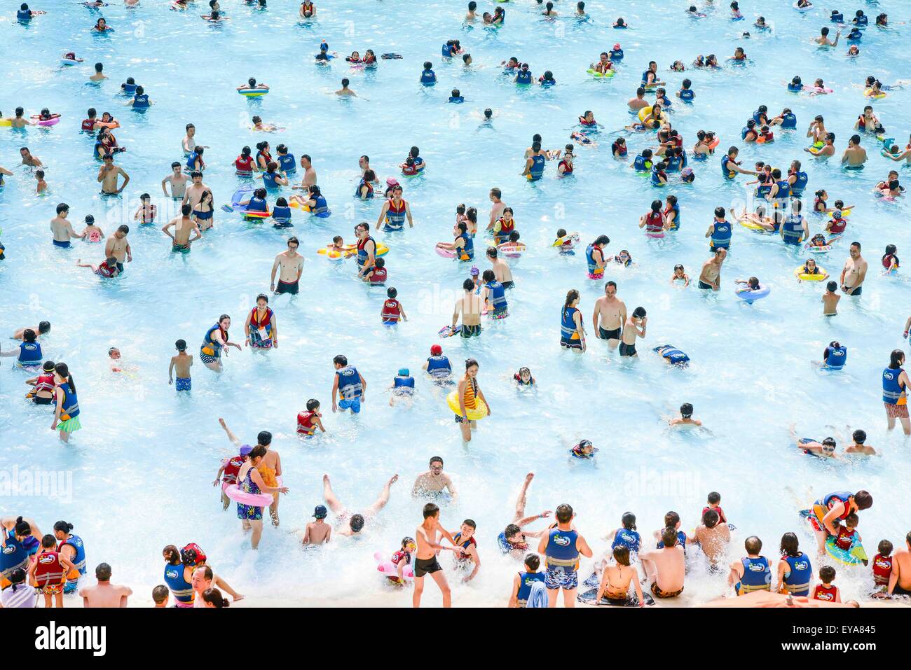 Chengdu, China's Sichuan Province. 25th July, 2015. People swarm into a ...