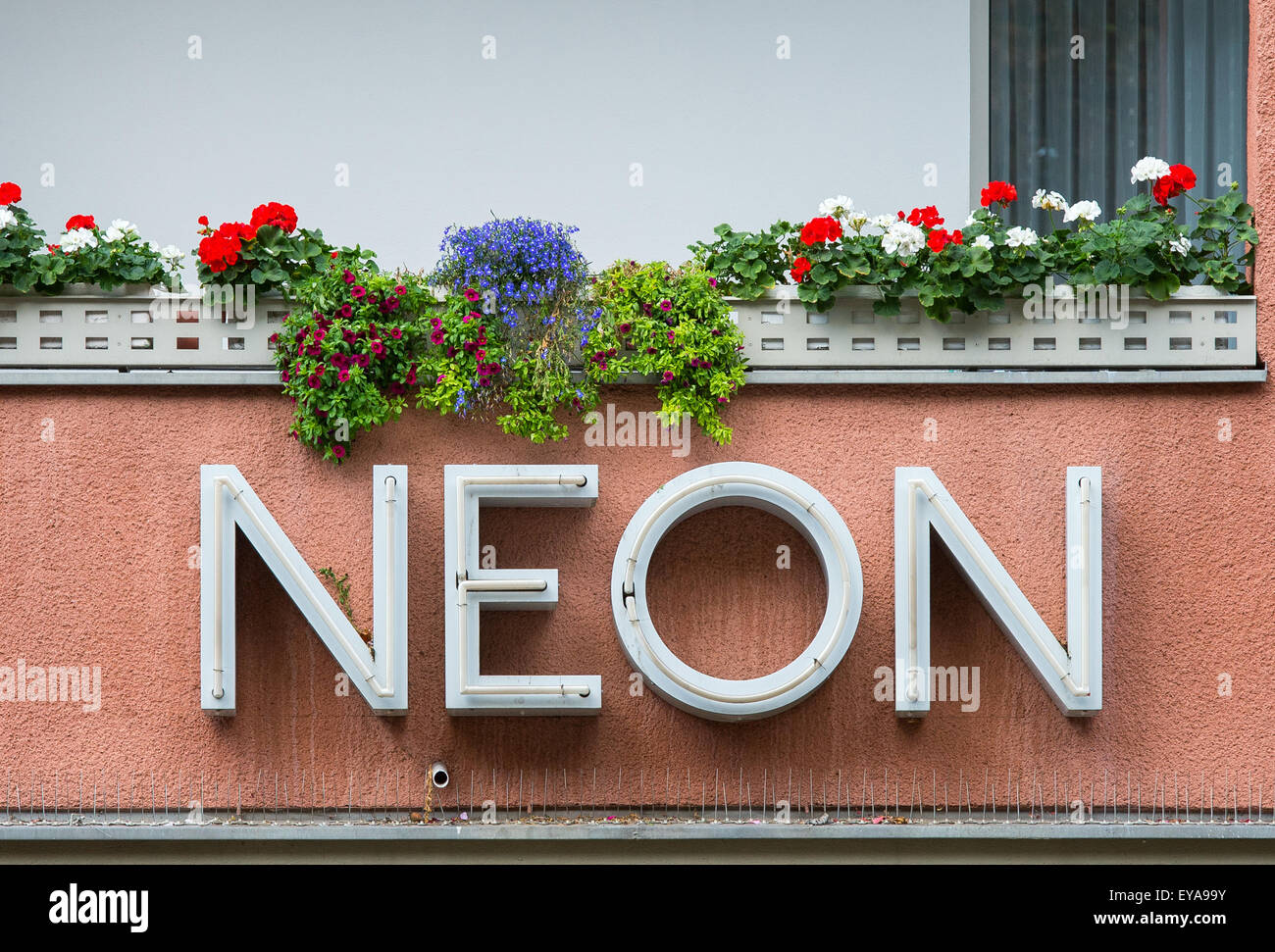 Live facade hi-res stock photography and images - Alamy