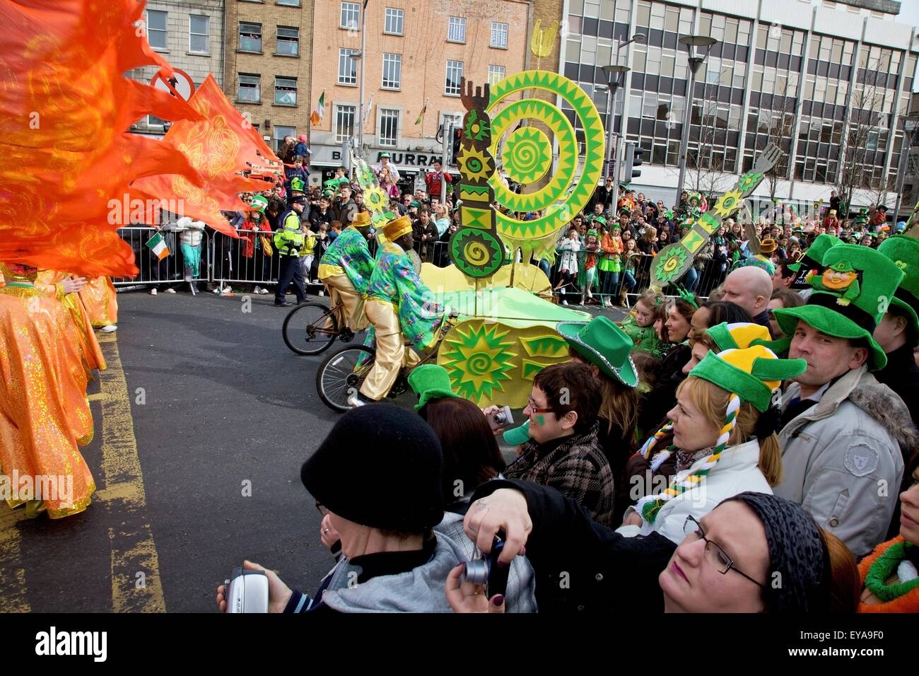 Crowd watches street performer hi-res stock photography and images - Alamy