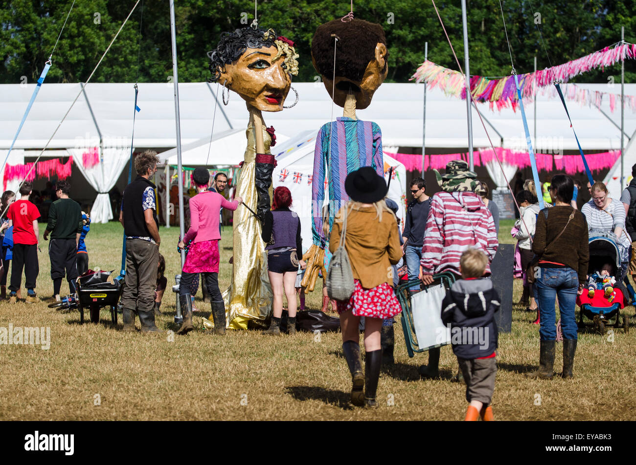 Uk sunshine at the womad festival hi-res stock photography and images ...