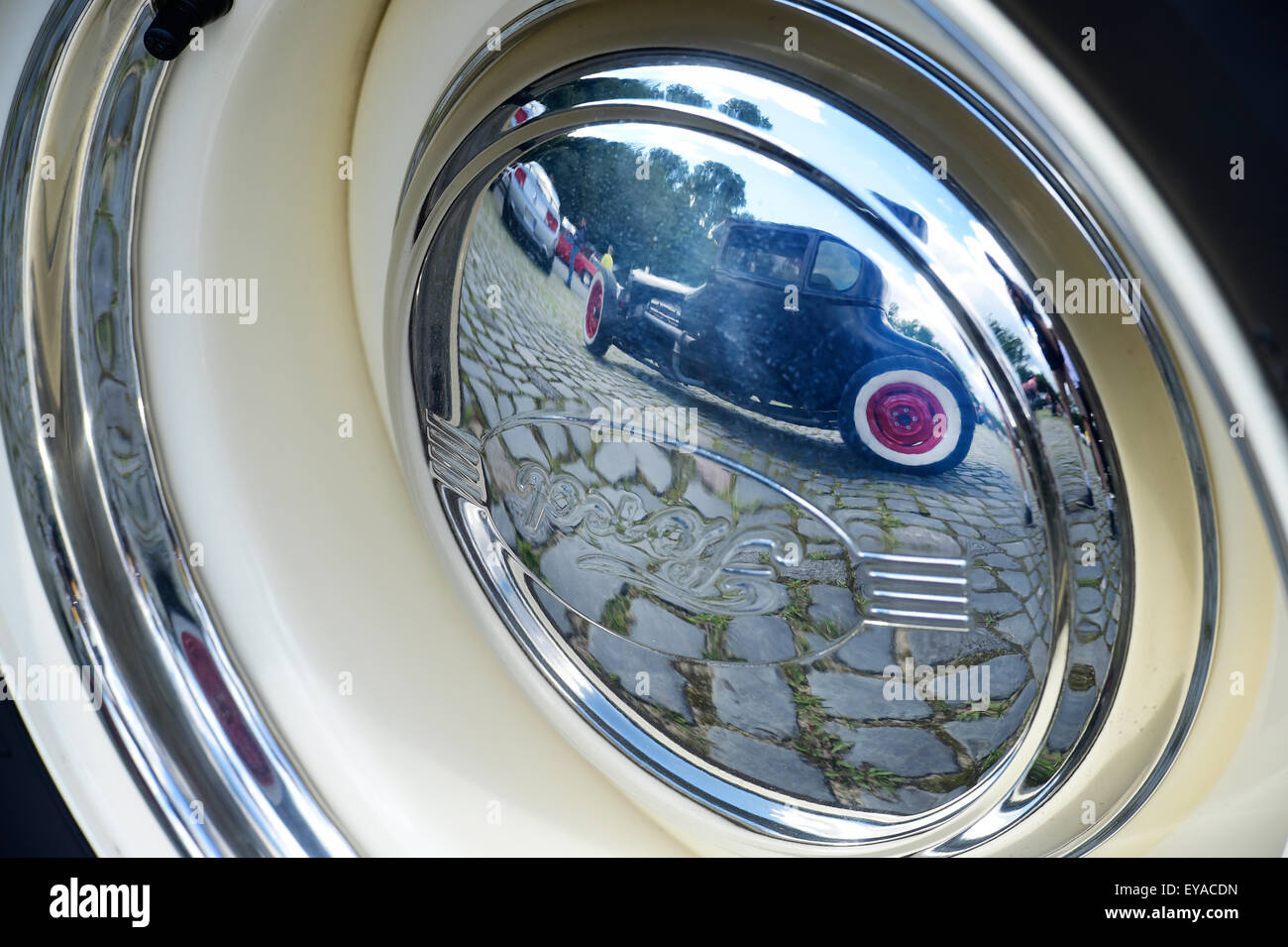 Hanover, Germany. 25th July, 2015. A 1932 Ford Hot Rod is reflected on ...