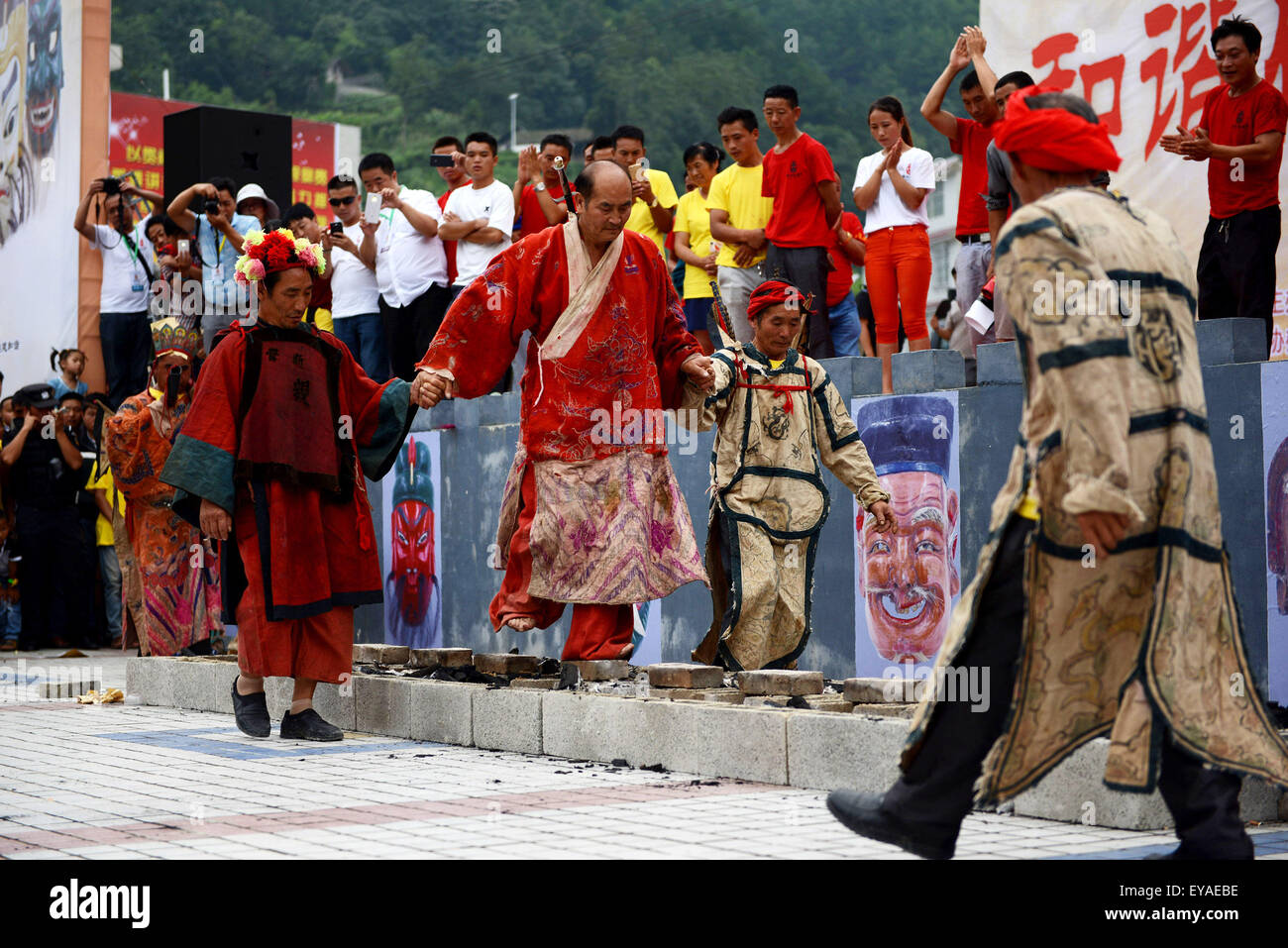 (150725) -- FUQUAN, July 25, 2015 (Xinhua) -- An inheritor of Yang ...