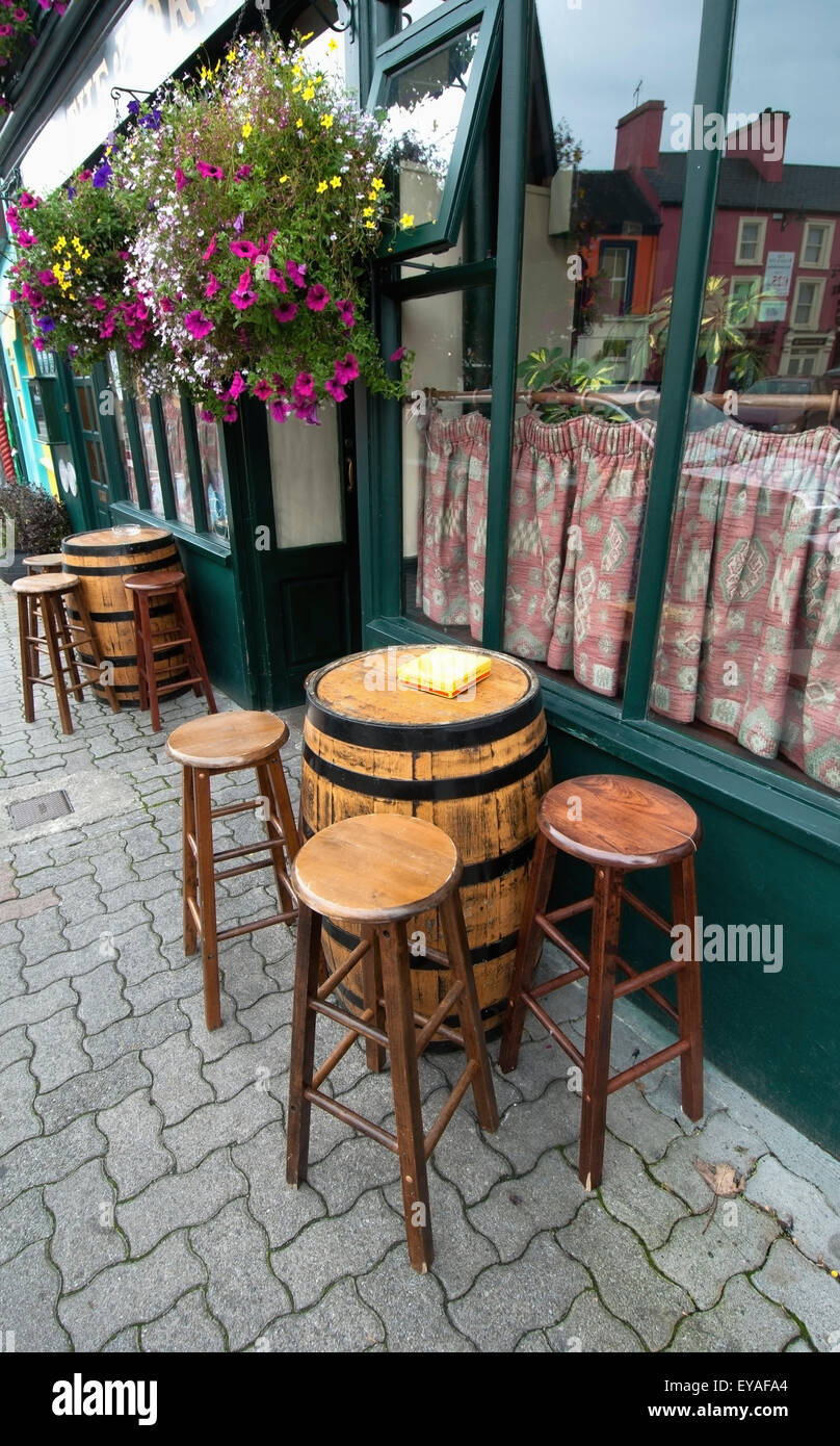 Pub seating hi-res stock photography and images - Alamy