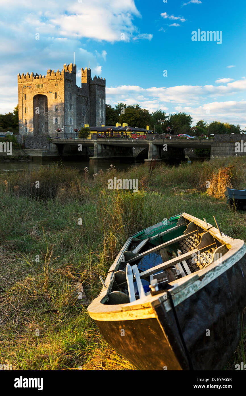 Bunratty castle blue sky hi-res stock photography and images - Alamy