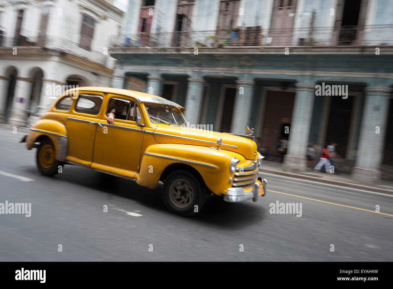 Vintage car in front colonial building hi-res stock photography and ...