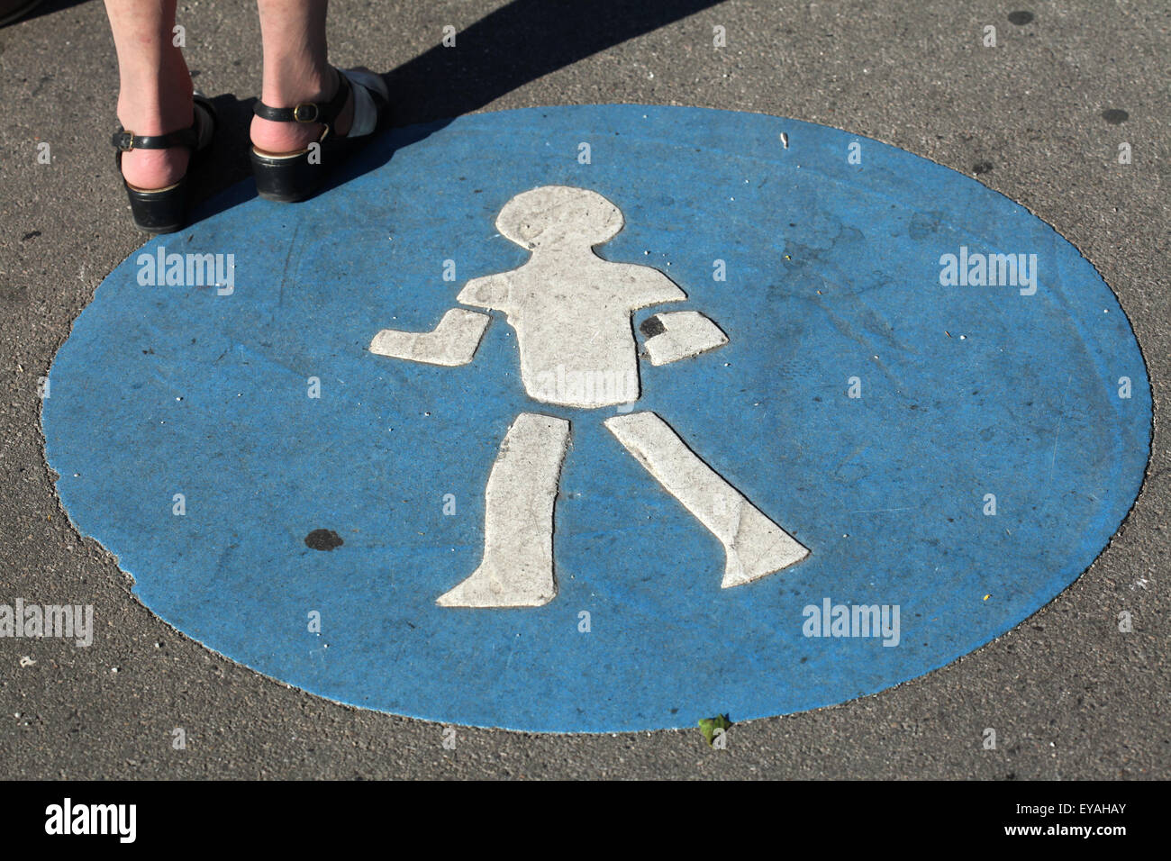 Sign pedestrian walkway hi-res stock photography and images - Alamy