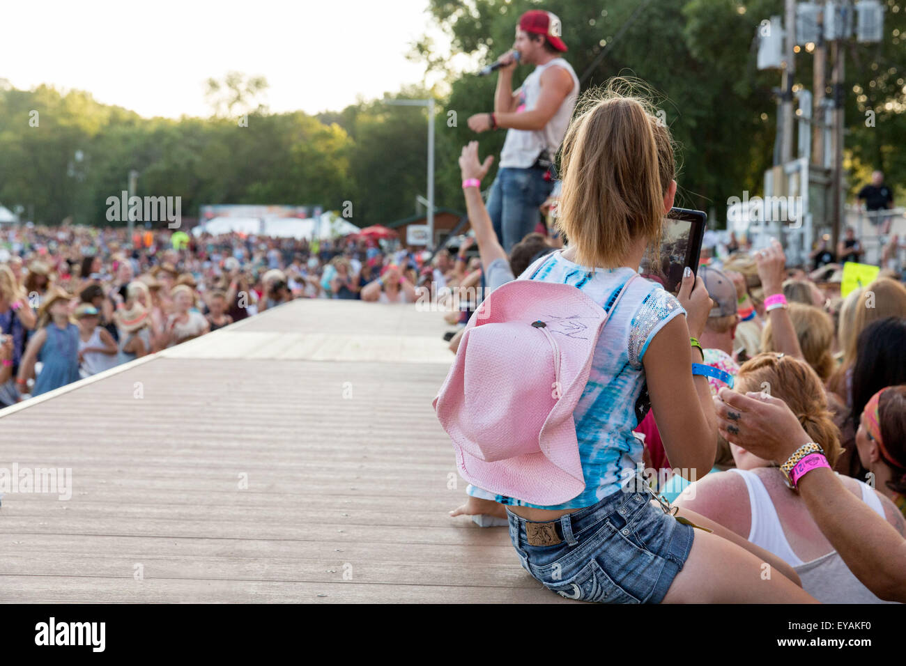 July 24, 2015 - Eau Claire, Wisconsin, U.S - A young fan sits on the ...