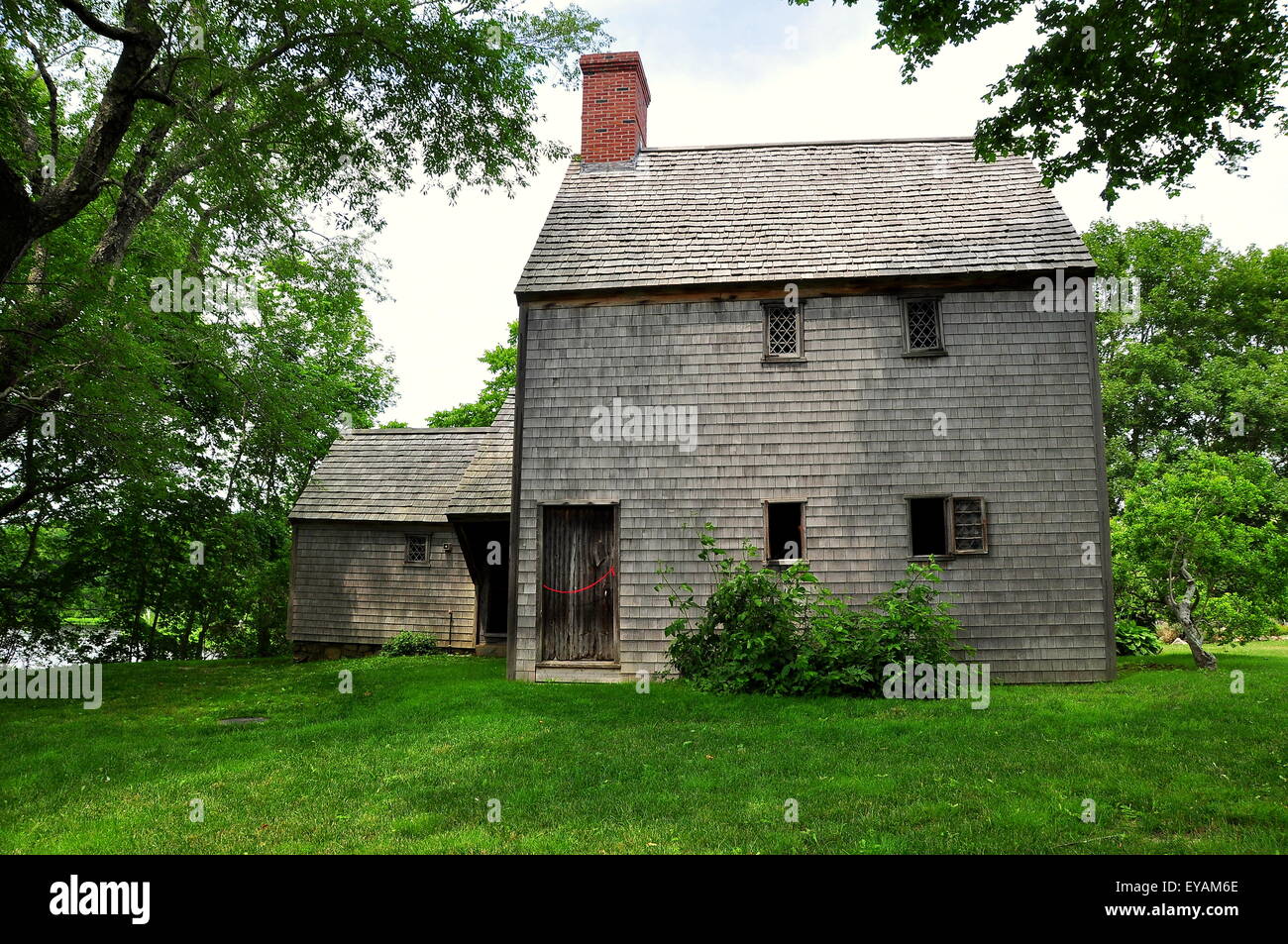 Sandwich, Massachusetts: The 1675 Hoxie House with its small English ...