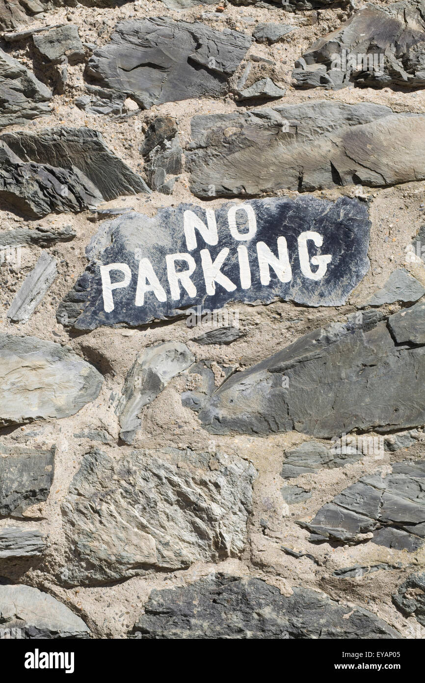 Stone wall with public warning "No Parking Stock Photo - Alamy